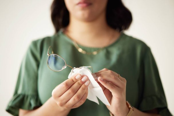 Lunettes rayées : les vrais conseils d'entretien pour ne plus jamais ...